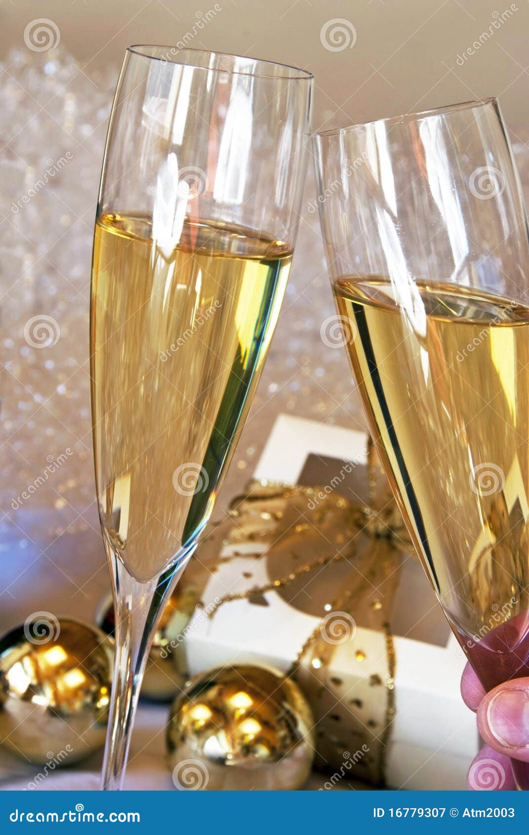 De toost van Champagne stock afbeelding. Image of achtergrond - 16779307