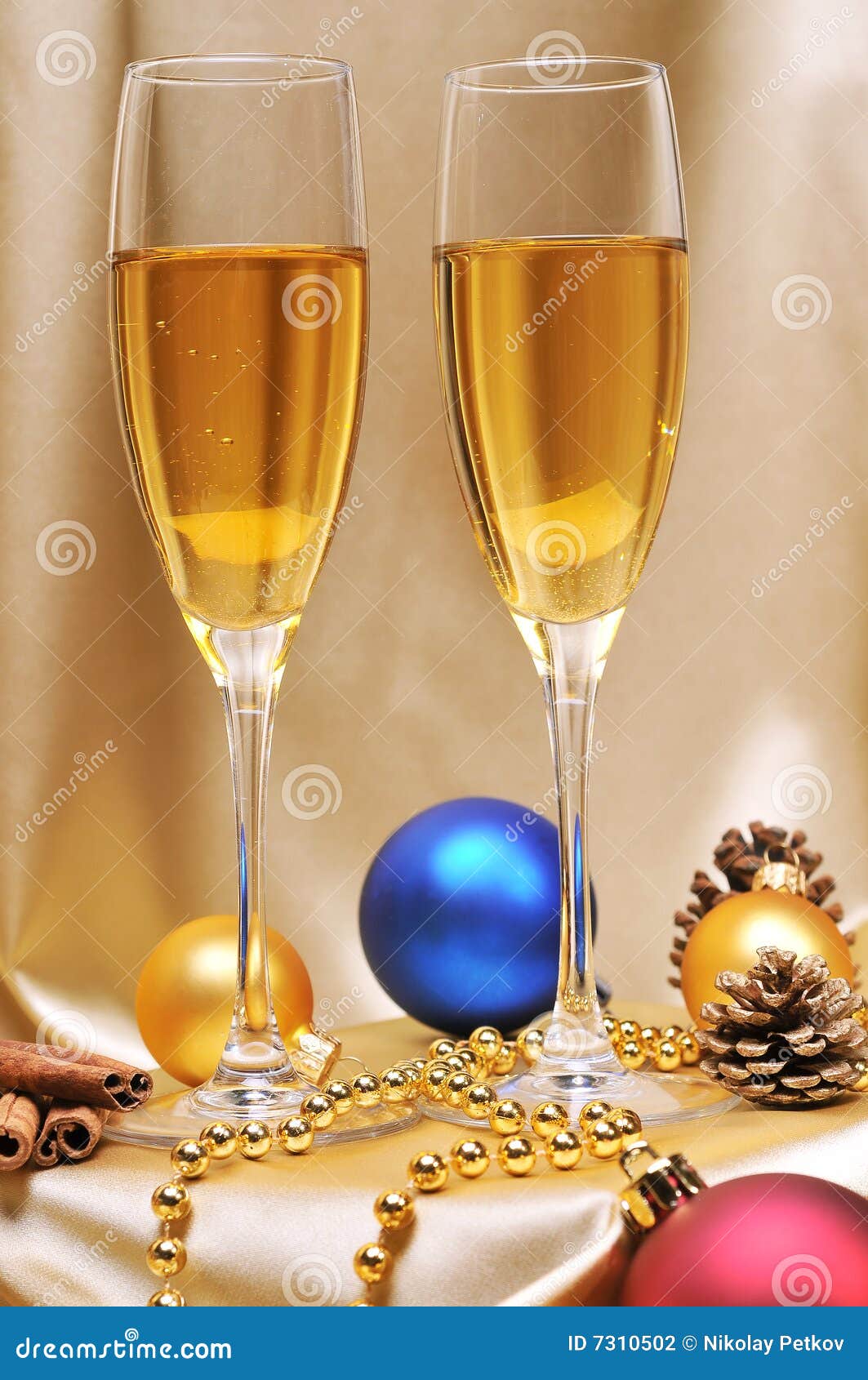 De toost van Champagne stock foto. Image of vier, achtergrond - 7310502