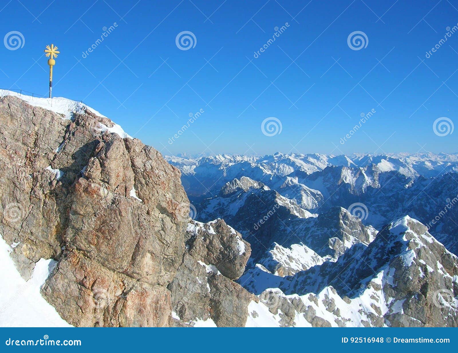 De top van Zugspitze-Berg stock foto. Image of beieren - 92516948
