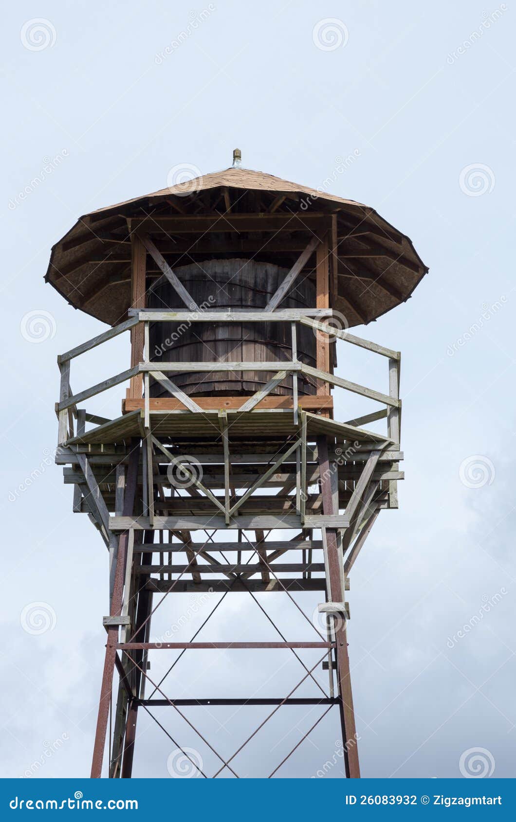 De Toren Van Het Water Met Dak En Balkon Stock Foto - Image of ...