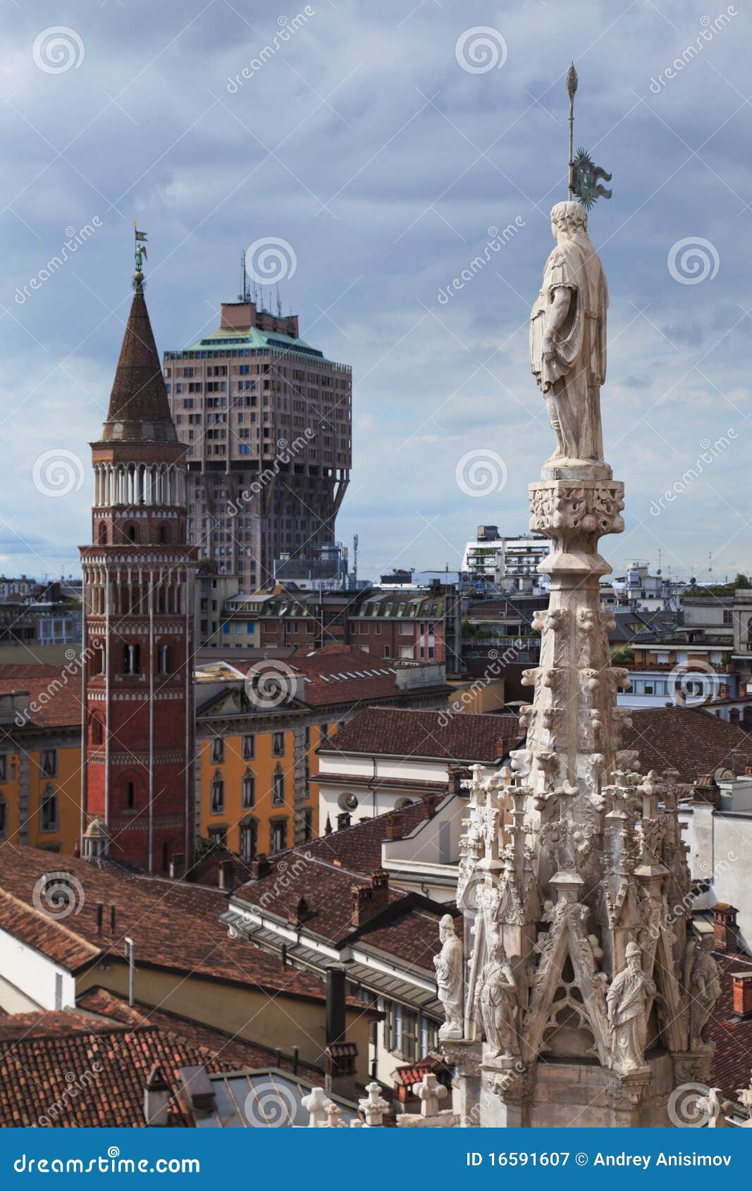 De Toren Van Velasca Van Duomo Dak, Milaan Stock Afbeelding - Image of ...