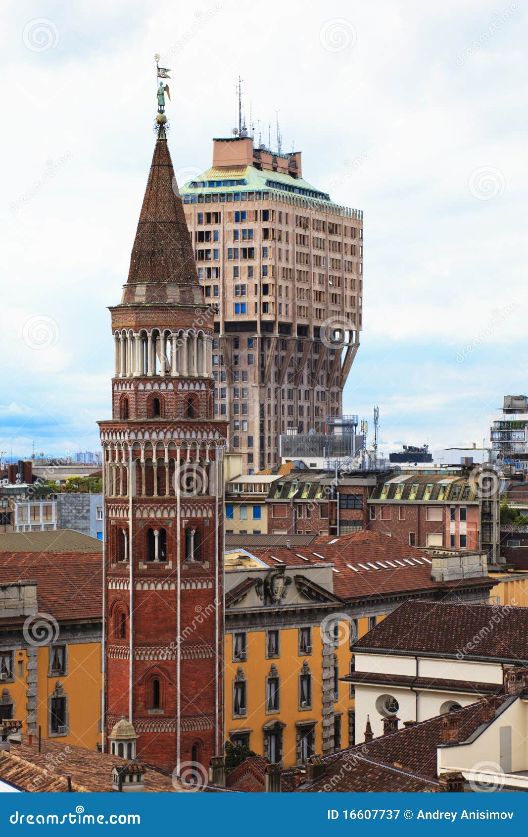 De Toren Van Velasca Van Duomo Dak, Milaan Stock Afbeelding - Image of ...