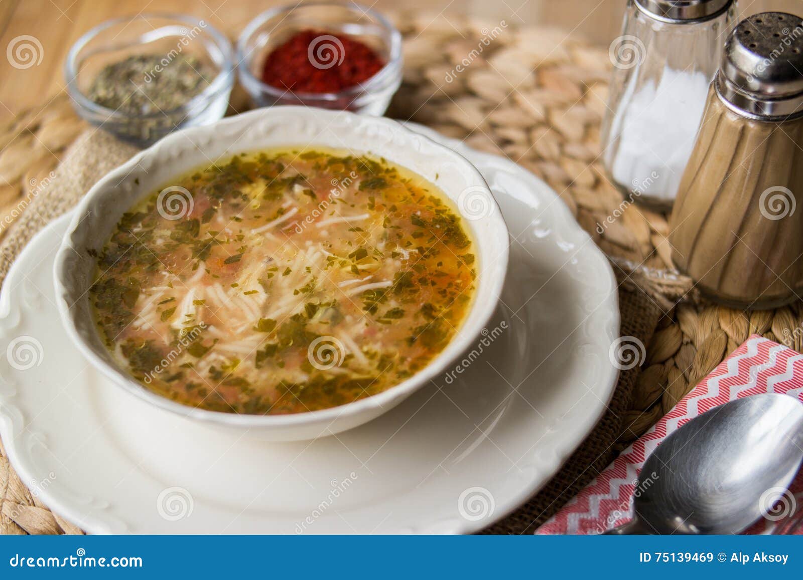 De Traditionele Turkse Soep Van De Kippenbouillon Stock Afbeelding ...