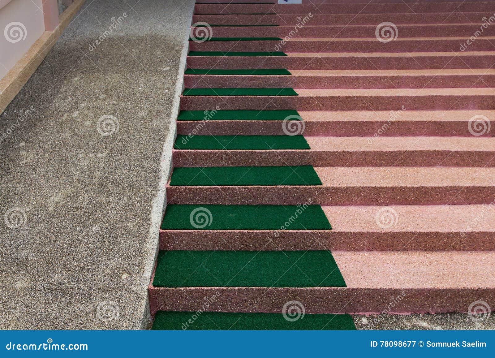 De Trap Met Tapijt En De Helling Lopen Neer Manier Stock Afbeelding ...