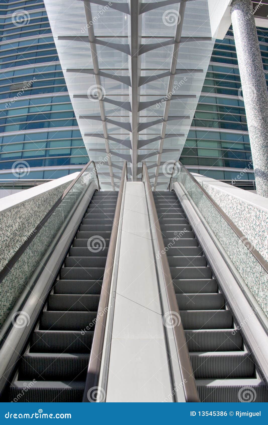 De treden van de roltrap stock foto. Image of ingang - 13545386