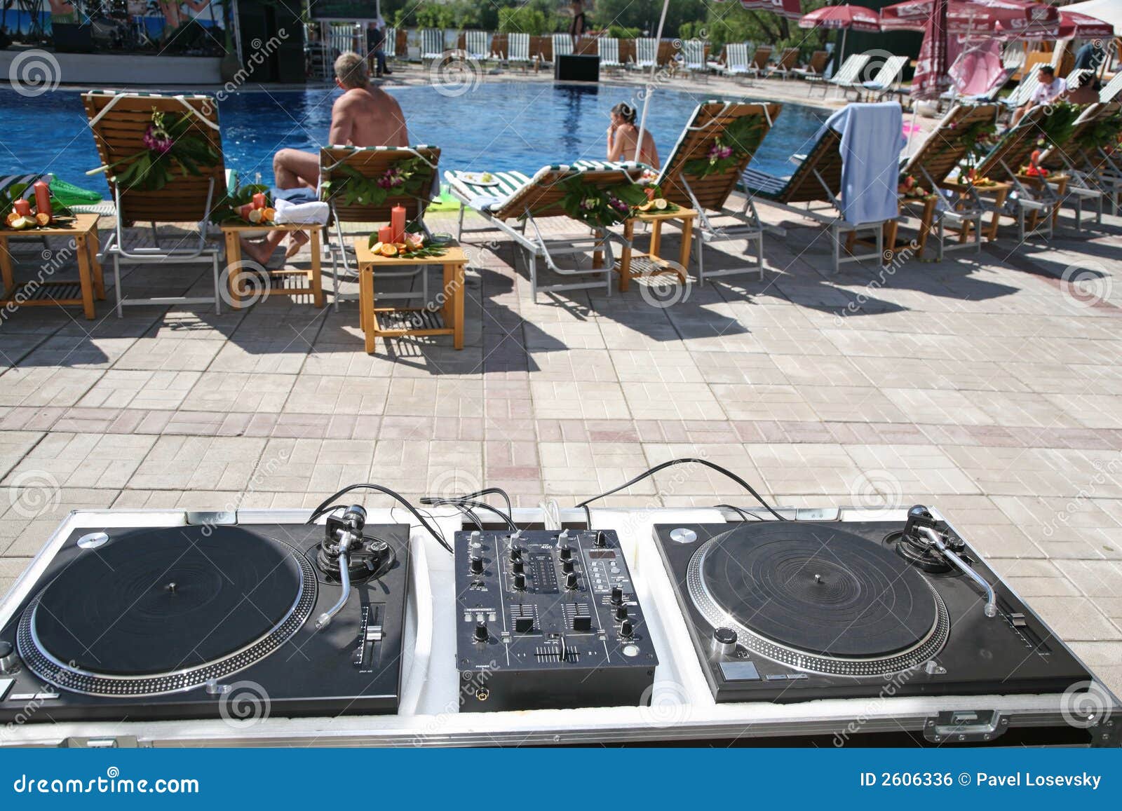 De Tribune Van DJ Dichtbij Een Pool Stock Foto - Image of schijf, clubs ...