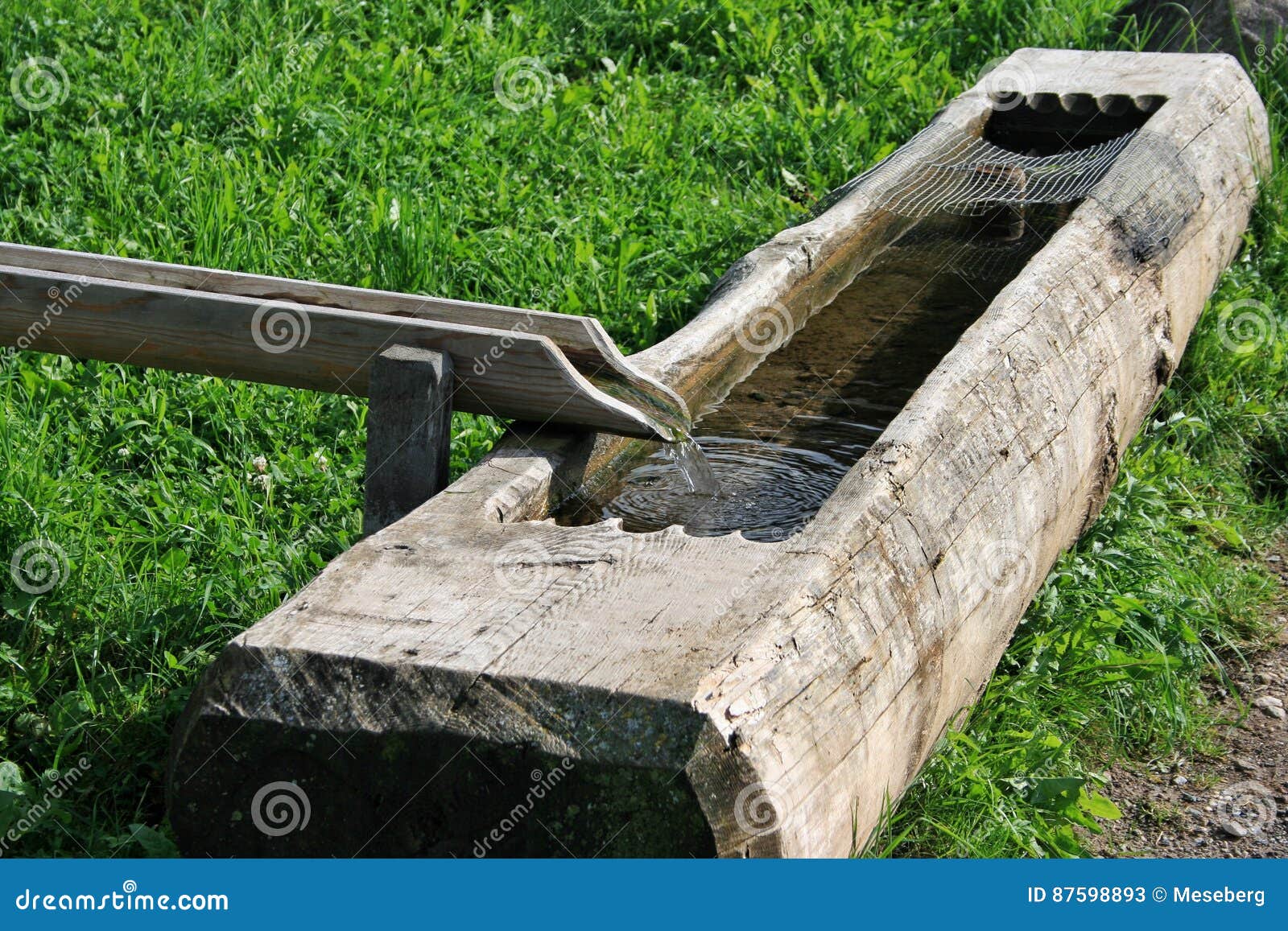 De trog van het water stock afbeelding. Image of irrigatie - 87598893