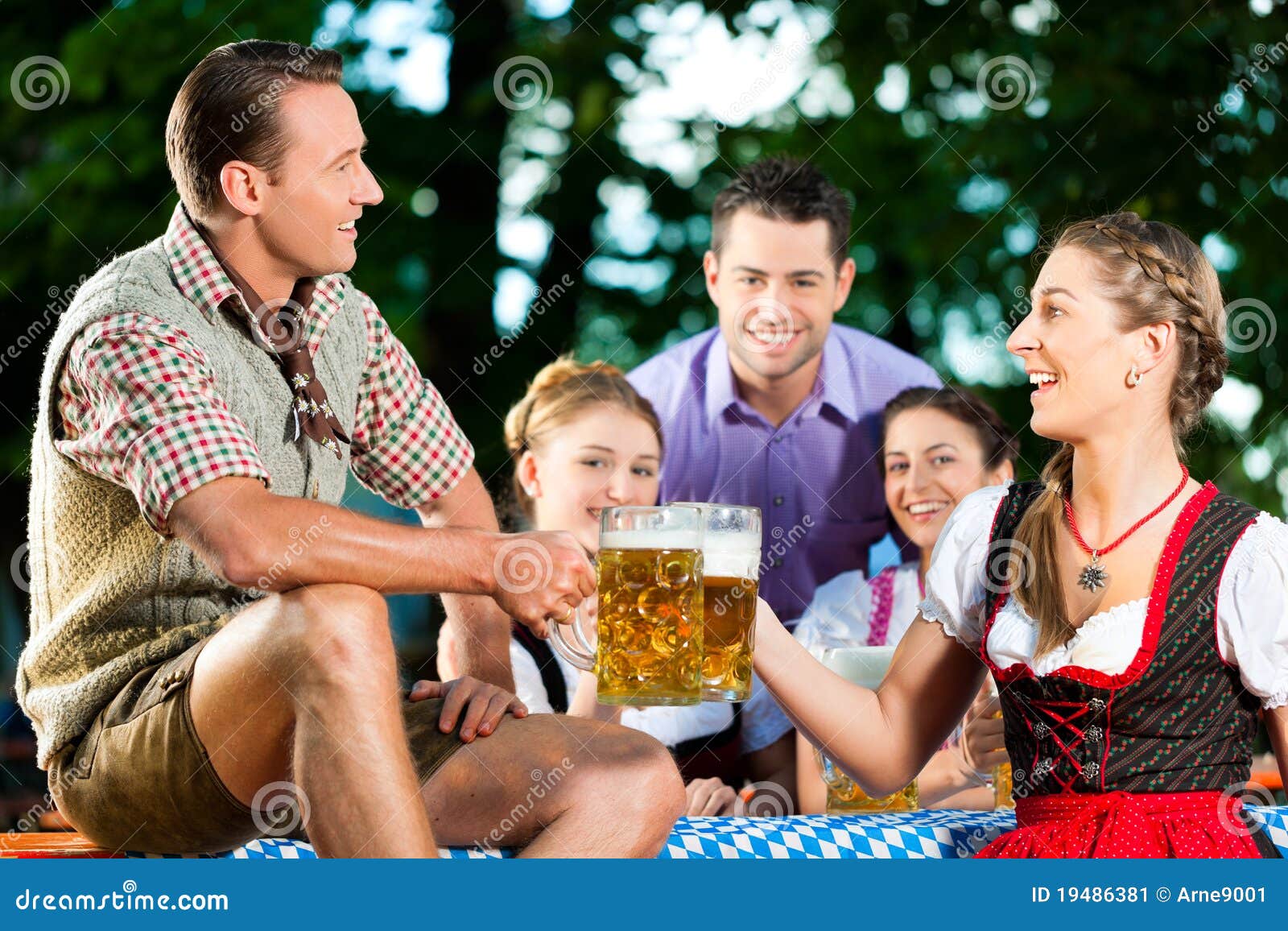 In De Tuin Van Het Bier - Vrienden Die Bier Drinken Stock Afbeelding ...