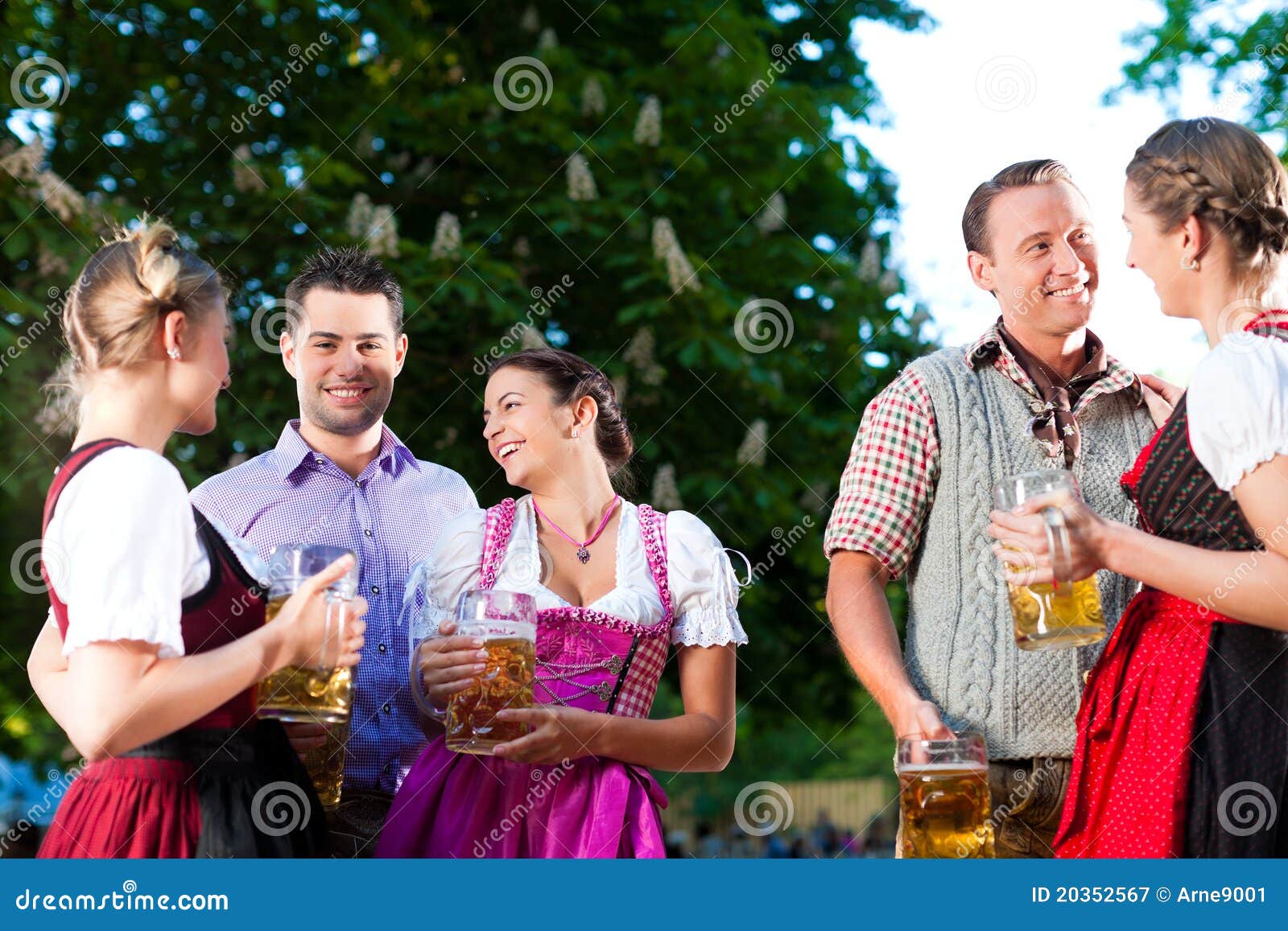 In De Tuin Van Het Bier - Vrienden Die Bier Drinken Stock Afbeelding ...