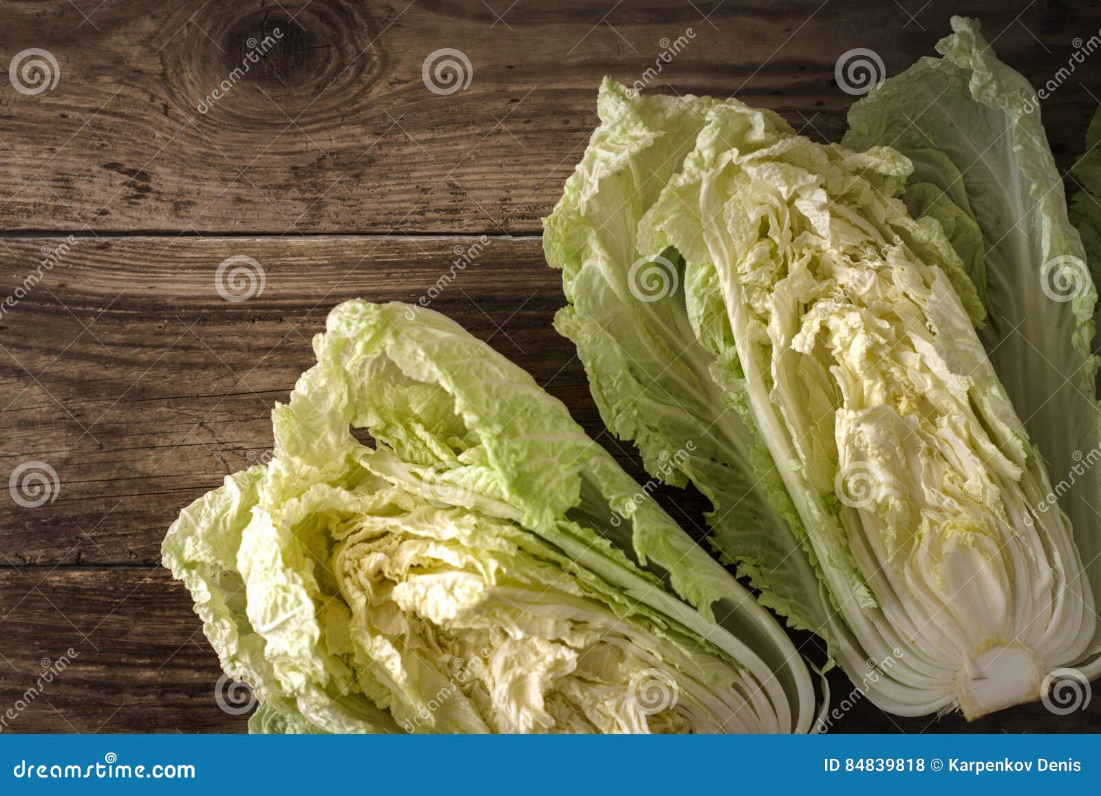 De Twee Helften Van Chinese Kool Op Oude Raad Stock Foto - Image of ...