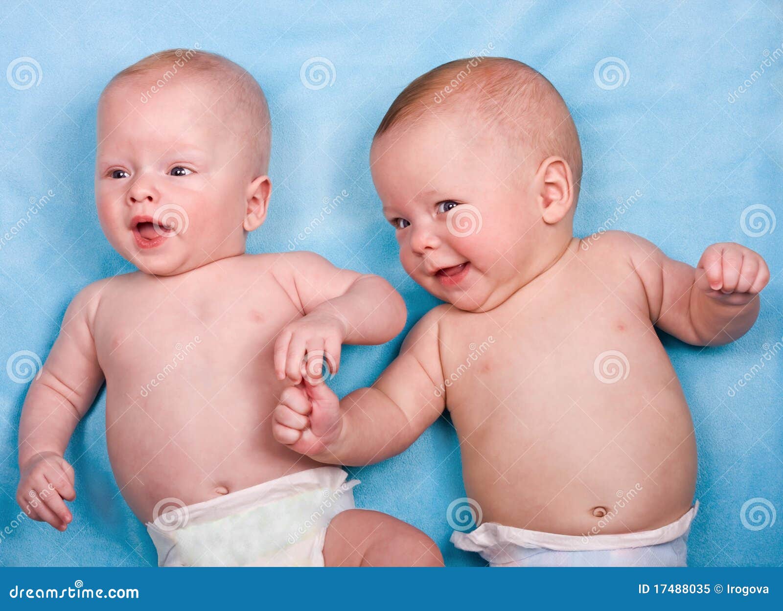 De Tweelingen Lacht Royalty-vrije Stock Foto - Beeld: 17488035