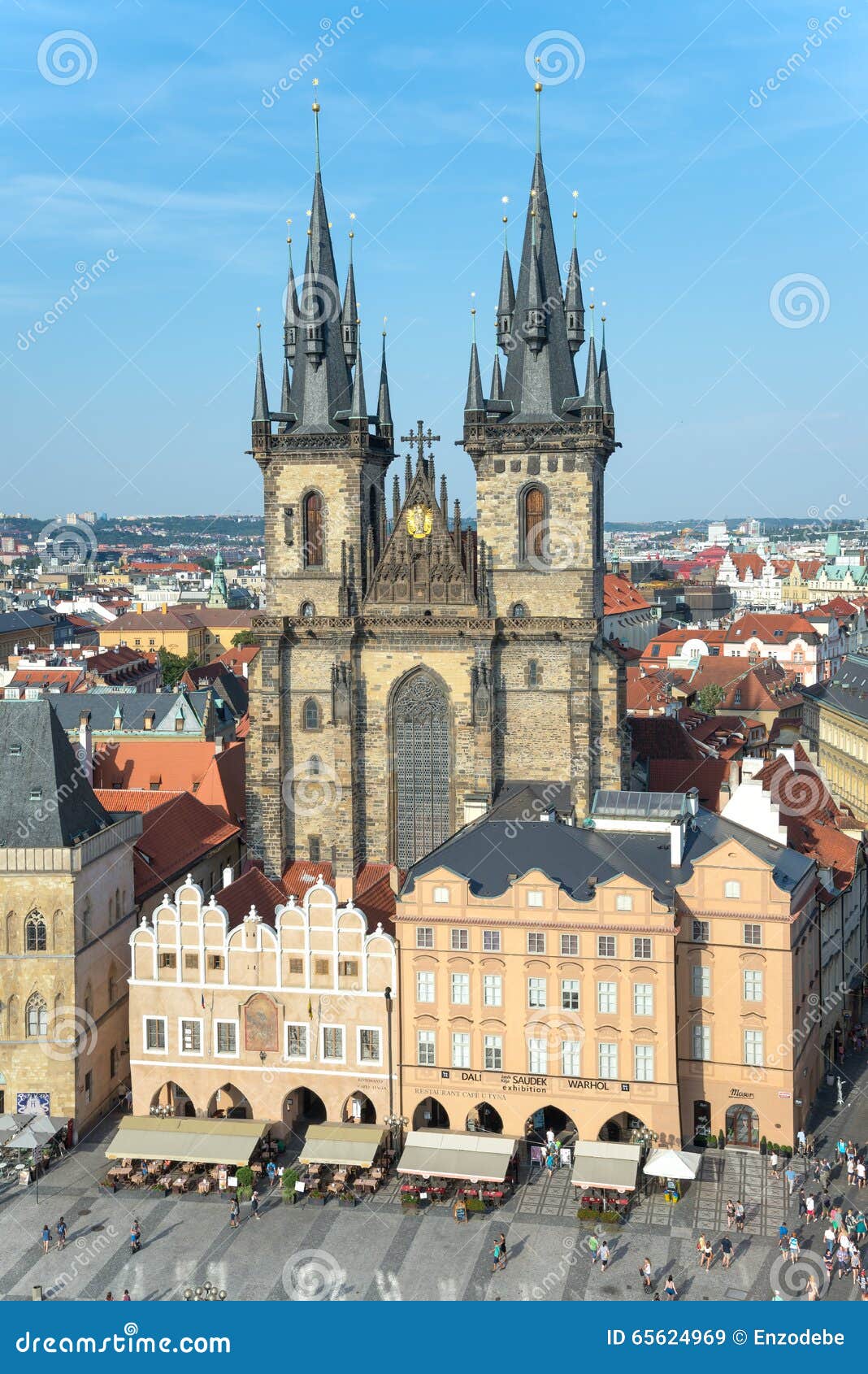 De Tyn-Kerk in Praag redactionele stock afbeelding. Image of ligplaats ...