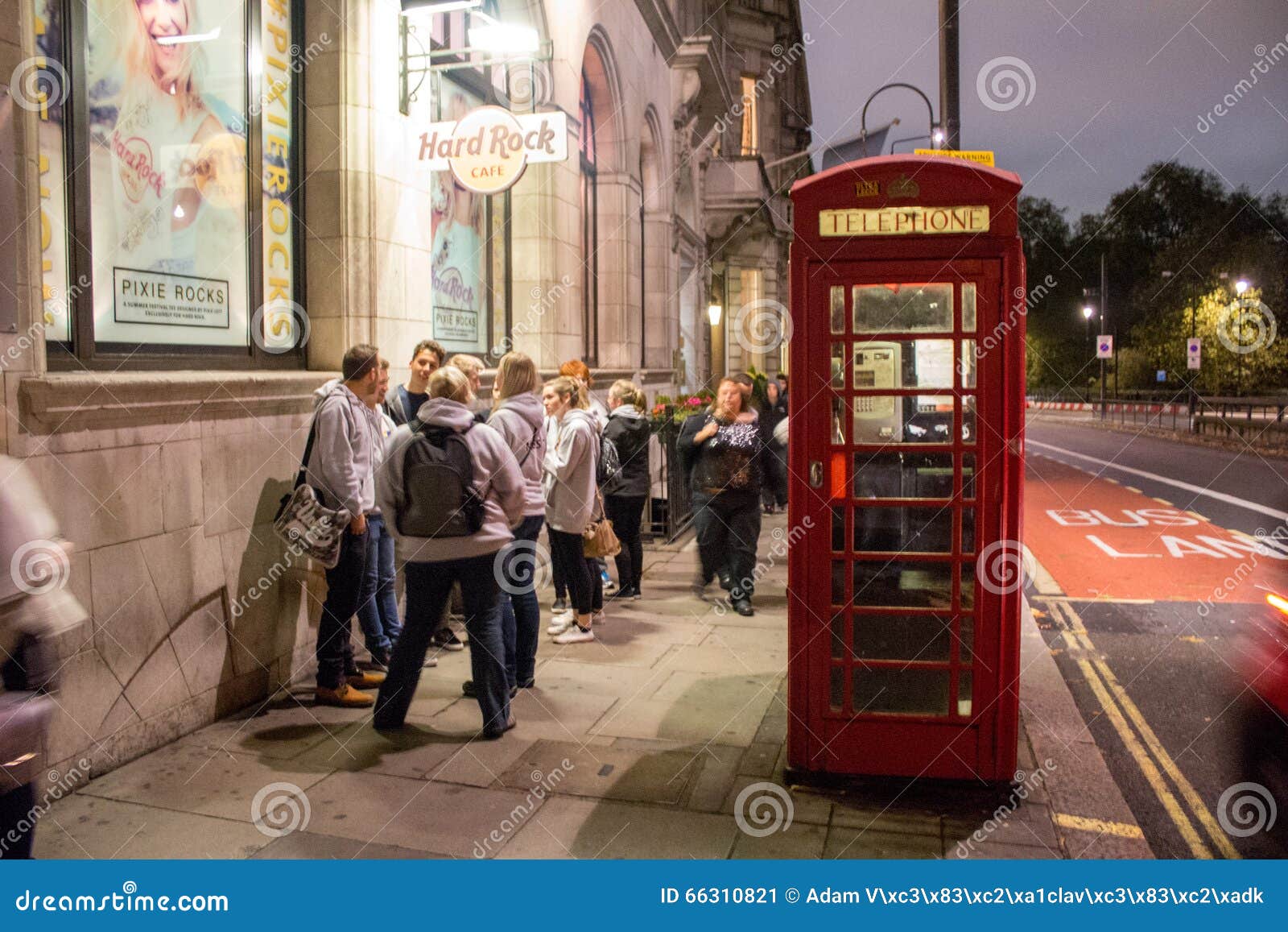 De Typische Rode Telefoon Van Londen Redactionele Foto - Image of ...