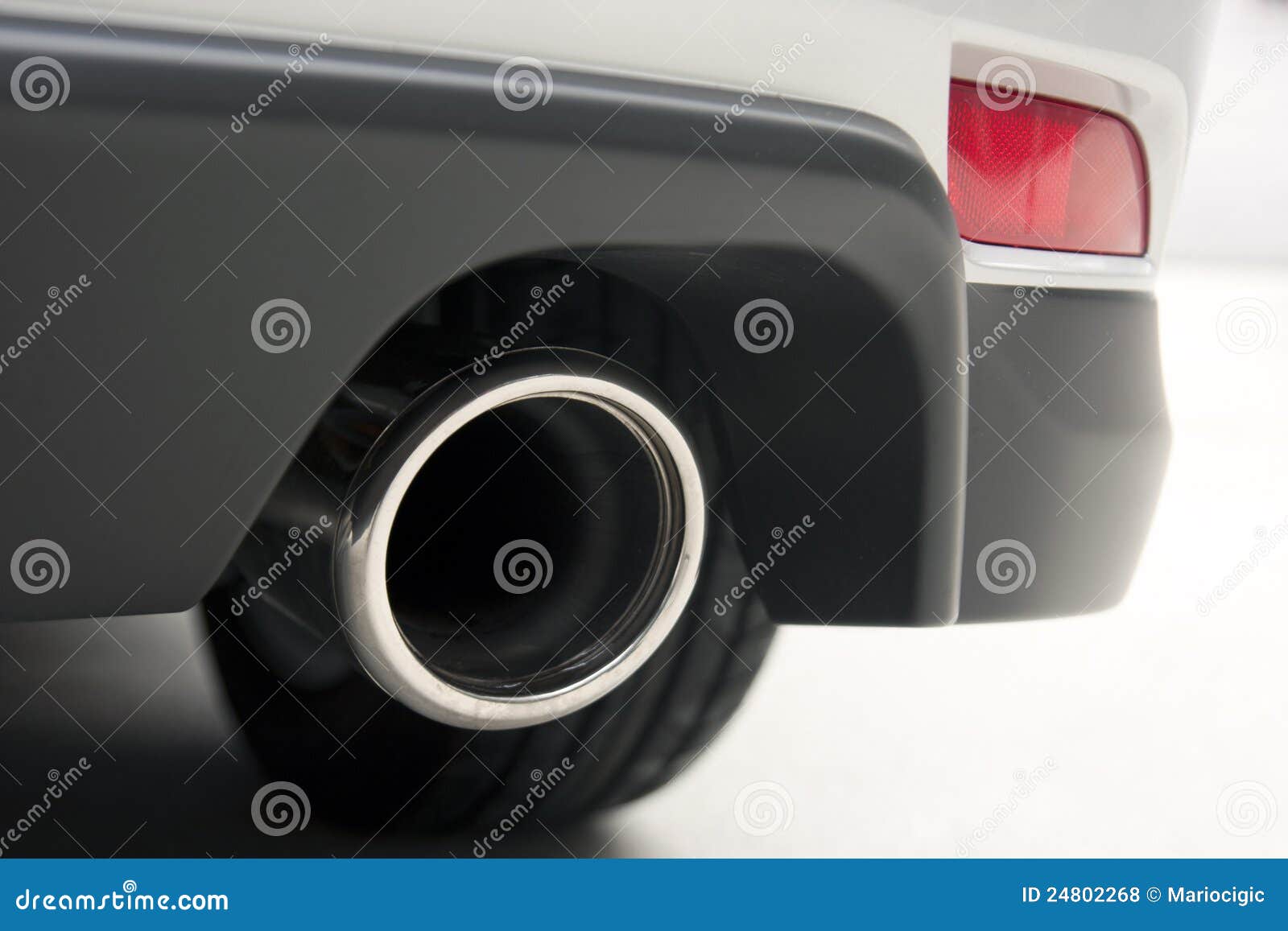 De uitlaat van de auto stock foto. Image of afval, snel - 24802268
