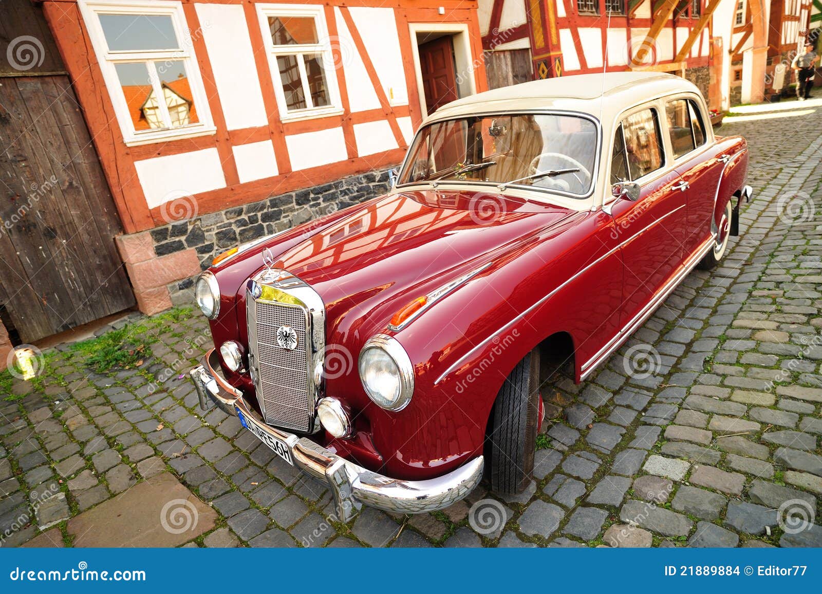 De Uitstekende Rode Auto Van Mercedes Redactionele Stock Afbeelding ...