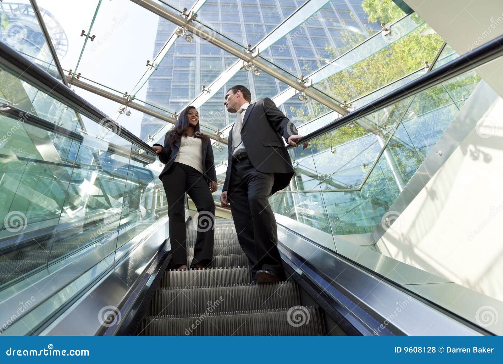 De Uitvoerende Macht Op Een Roltrap Stock Foto - Image of vensters ...