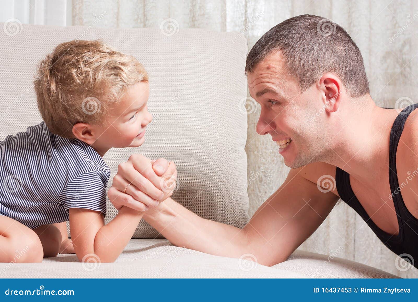 De Vader En De Jonge Zoon Vechten Stock Afbeelding - Image of sluit ...