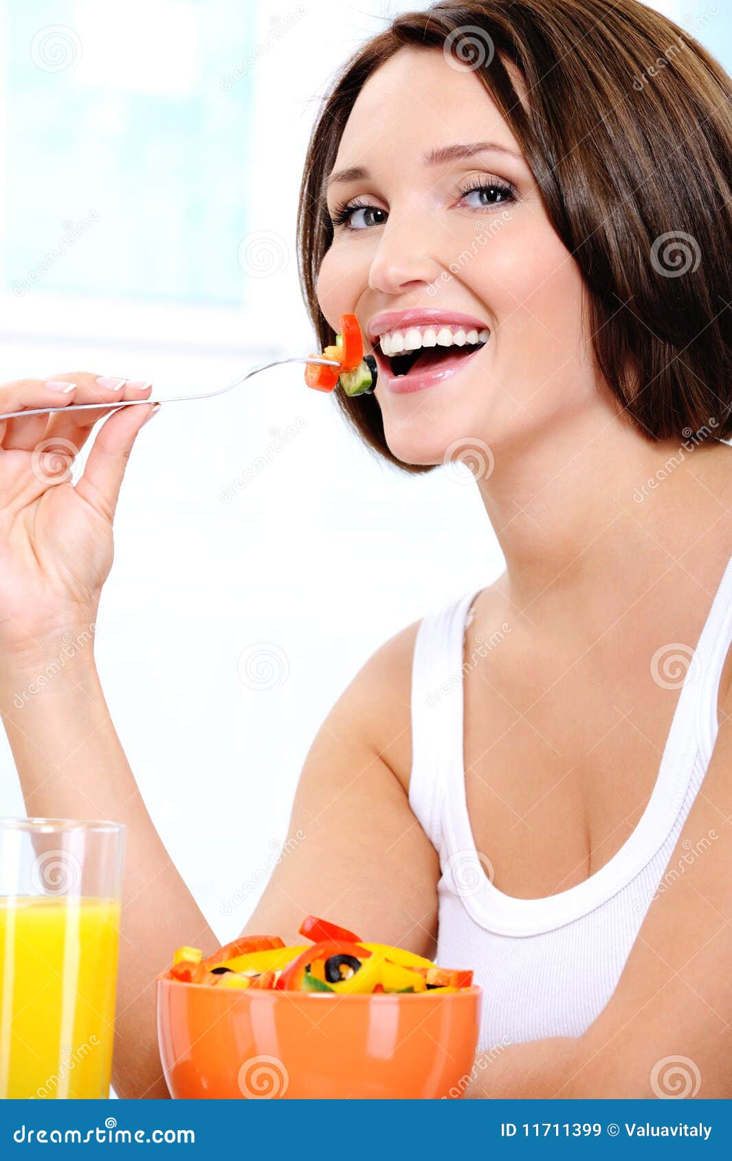 De Vegetarische Vrouw Eet Nuttig Plantaardig Voedsel Stock Afbeelding ...