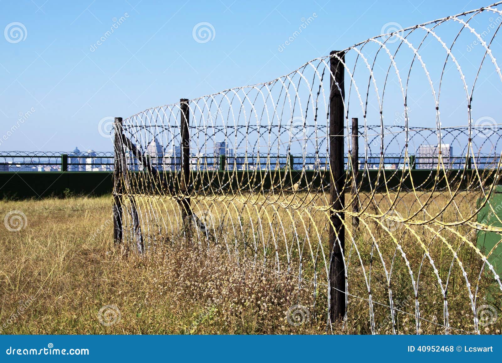 De Veiligheidsomheining Surrounding Protected Structure Van De ...