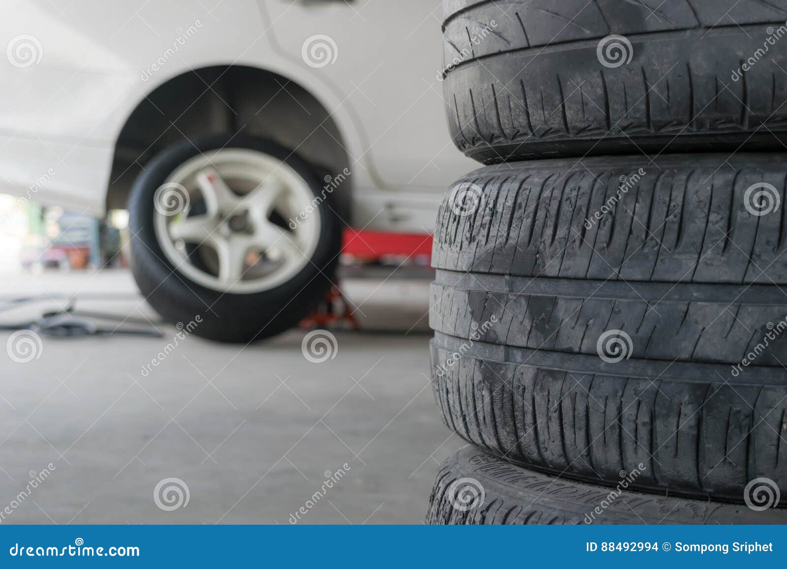 De Veranderingsbanden Van De Autoband Stock Foto - Image of volwassen ...