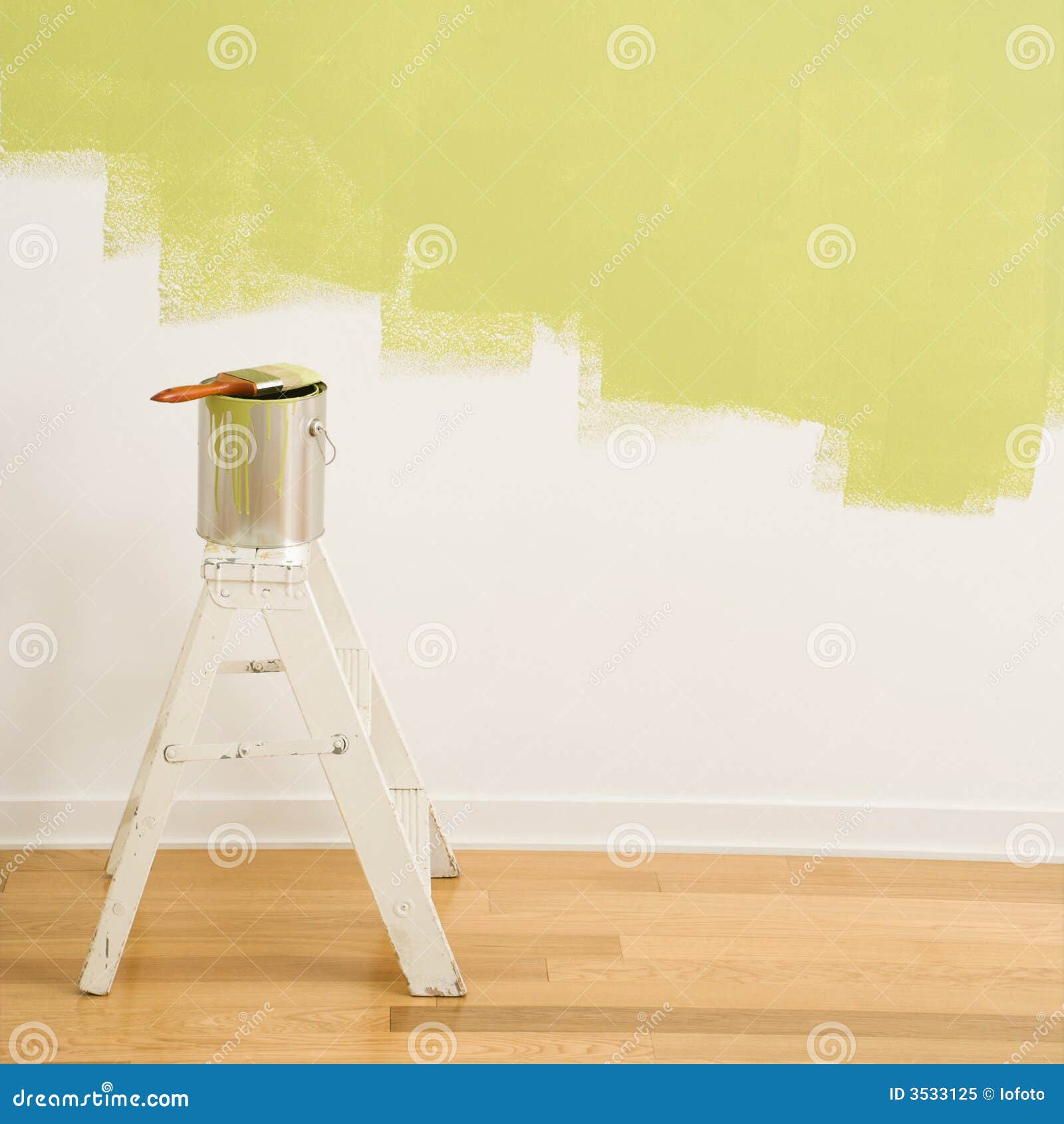 De verf kan op ladder. stock afbeelding. Image of vierkant - 3533125