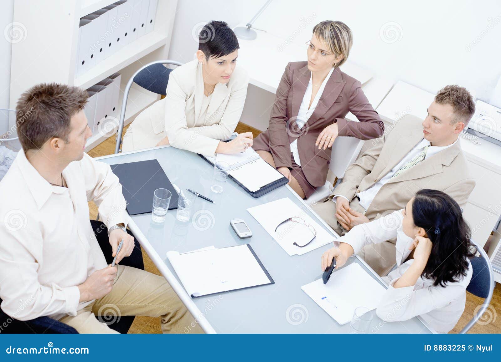 De Vergadering Van Het Personeel Stock Afbeelding - Image of wijfje ...