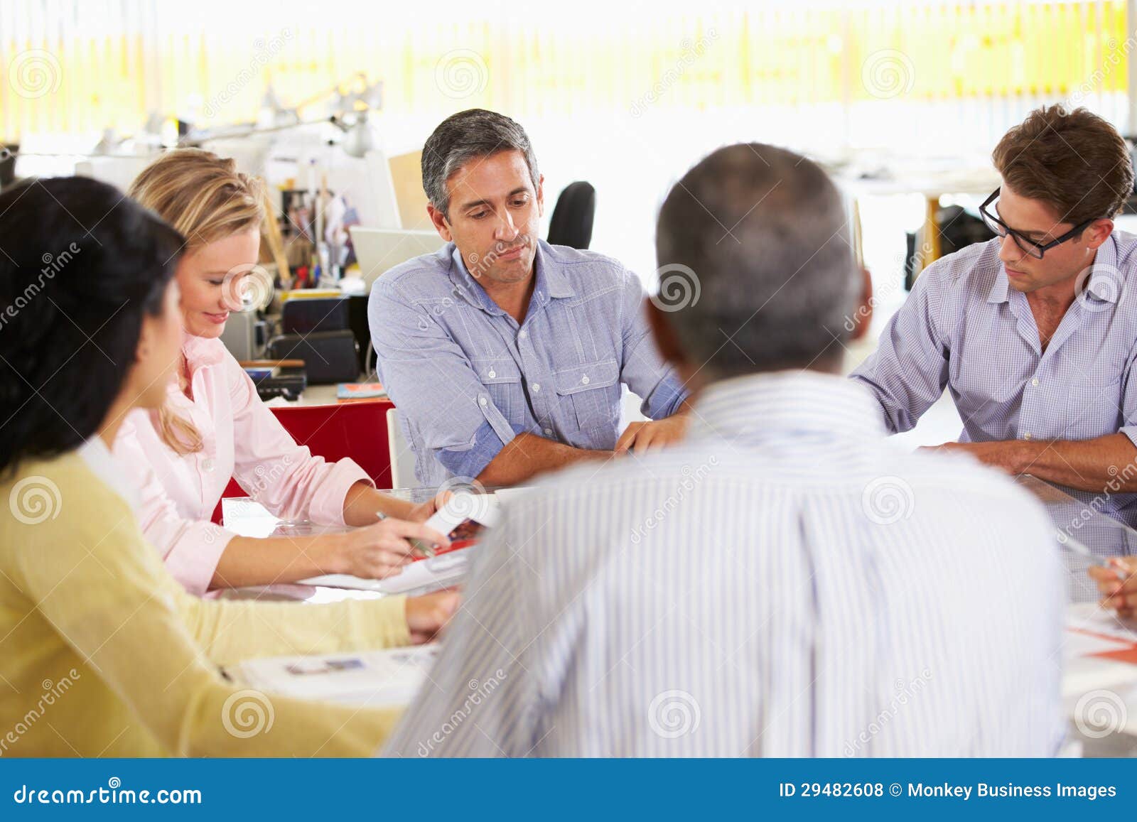 De Vergadering Van Het Team in Creatief Bureau Stock Foto - Image of ...