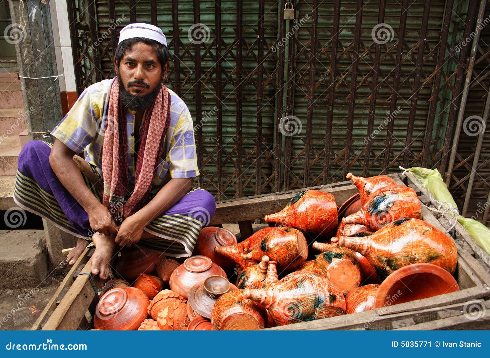 De Verkoper Van Het Aardewerk Redactionele Foto - Image of zuiden ...