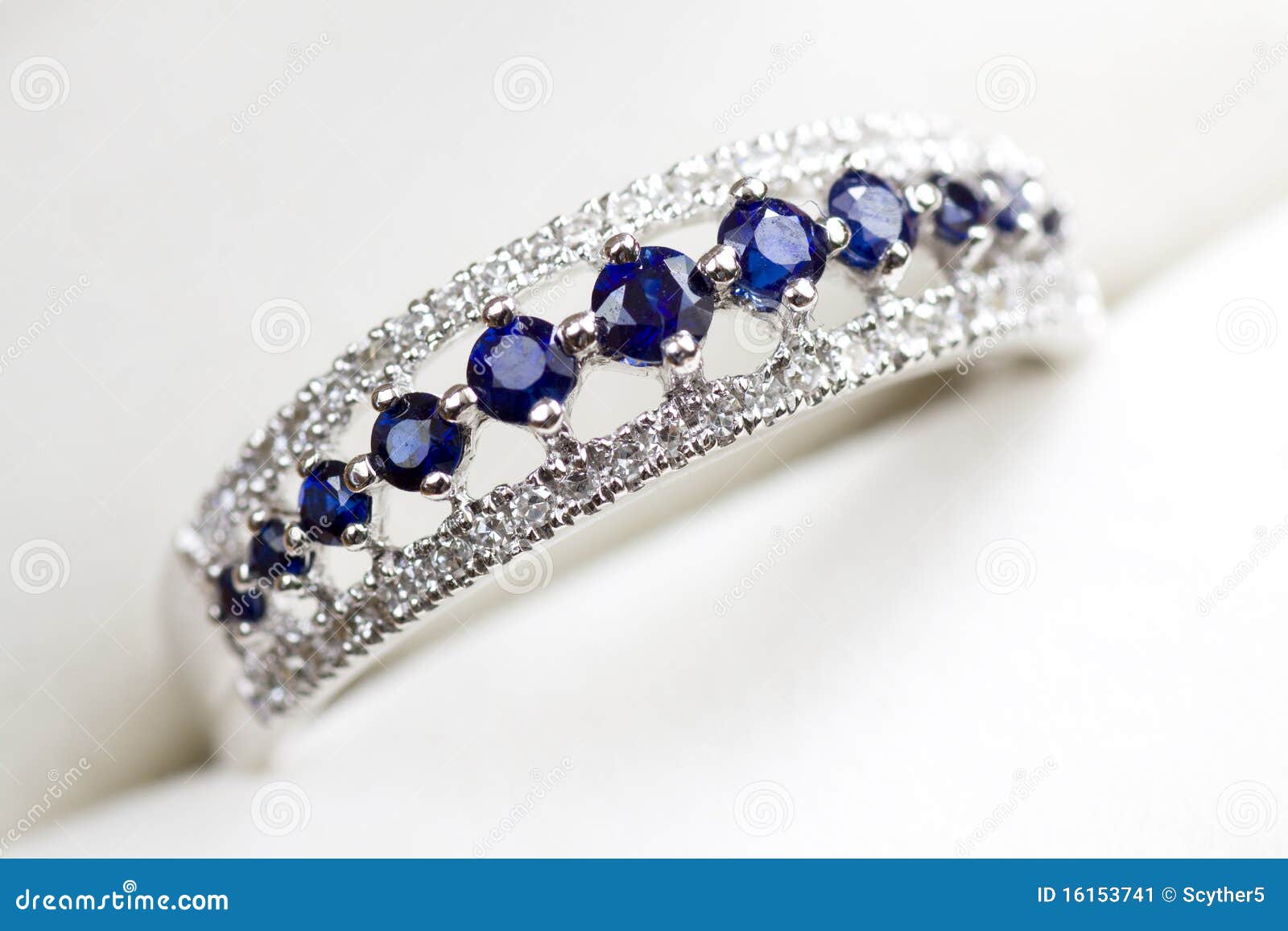 De Verlovingsring Van De Diamant En Van De Saffier Stock Afbeelding ...