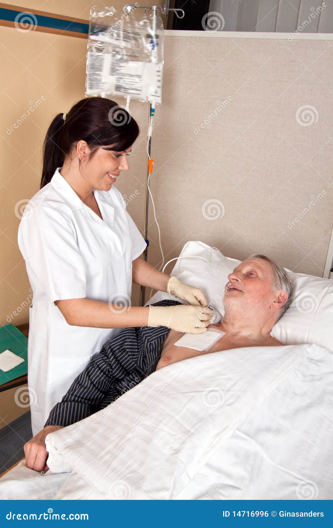 De Verpleegster Geeft Een Patiënt Stock Foto - Image of ziekte ...
