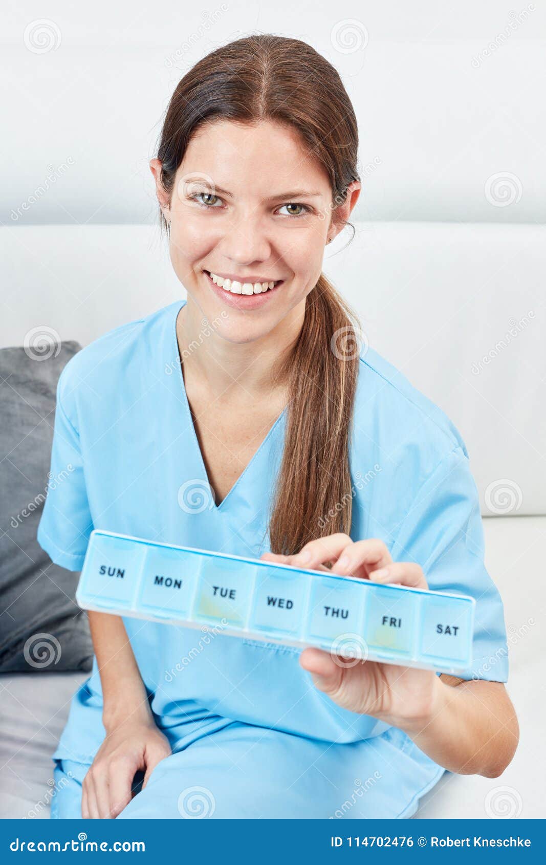 De Verpleegster Houdt Een Tabletdoos Stock Foto - Image of apotheek ...