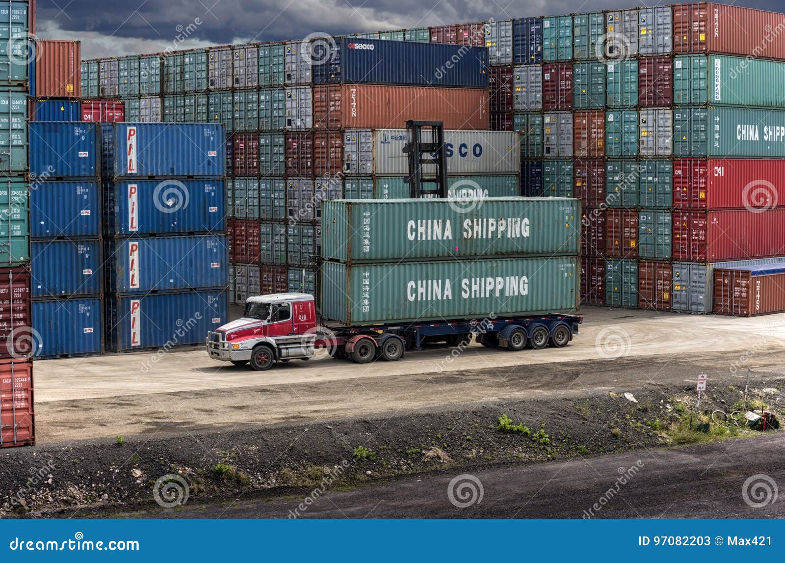 De Verschepende Containers Van China Bij Havenplantkunde Redactionele ...