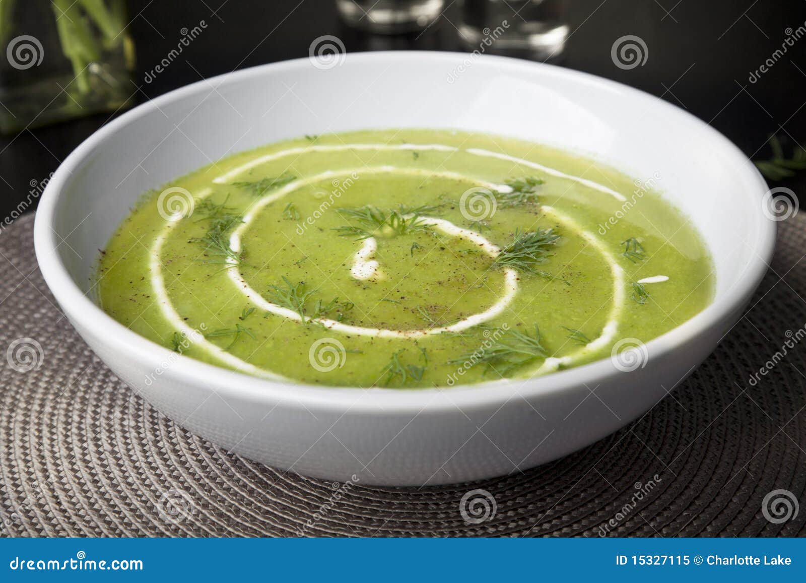 De Verse Soep Van De Erwt Met Dille Stock Afbeelding - Image of gezond ...