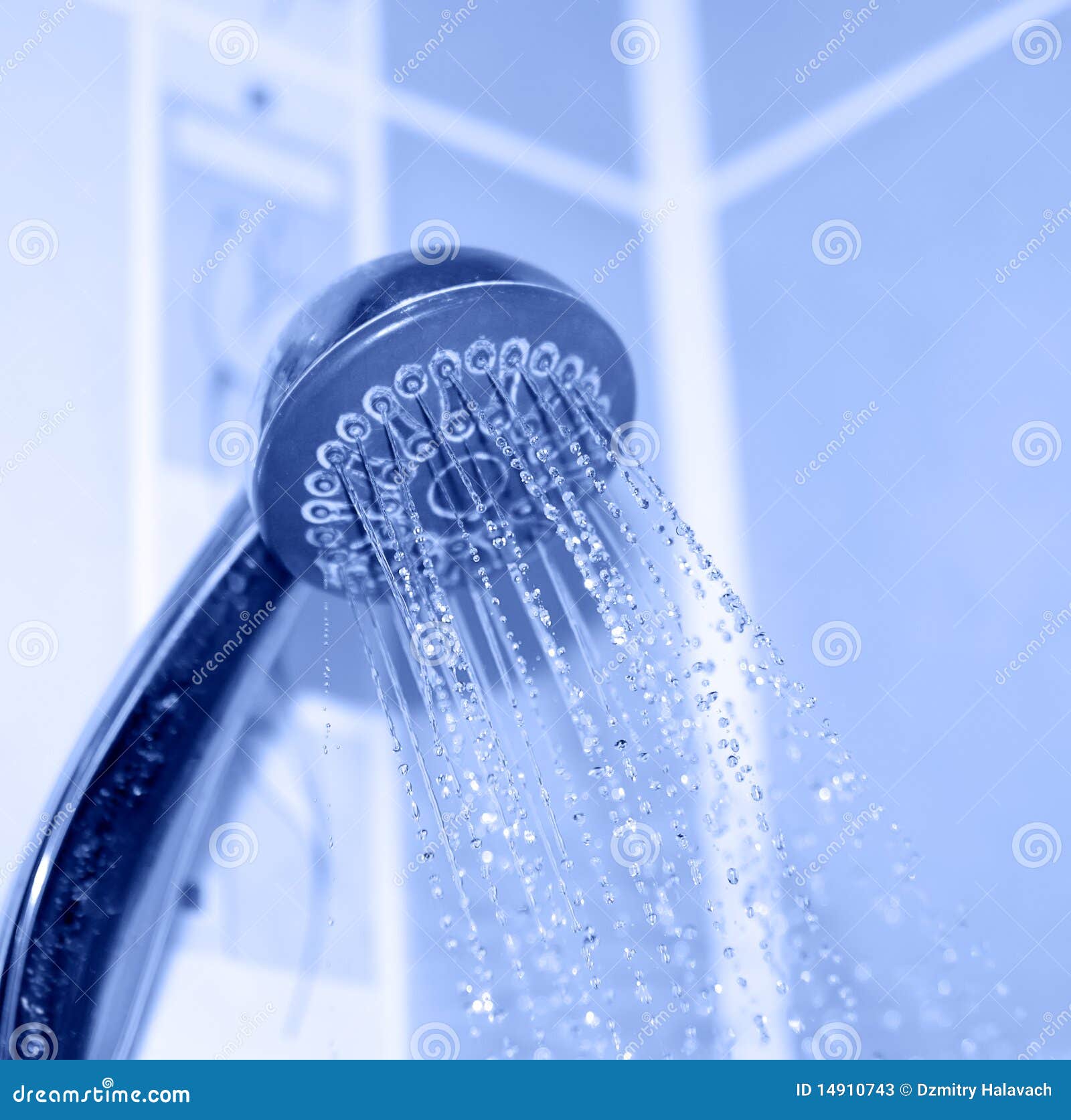 De Verse Straal Van Het Douche Schone Blauwe Water Stock Afbeelding ...
