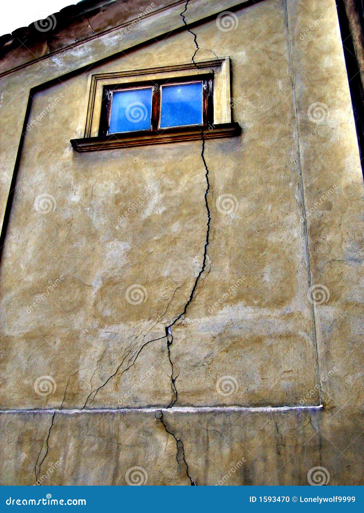 De Verticale Barst Op De Muur Stock Foto - Image of onderaan, muur: 1593470