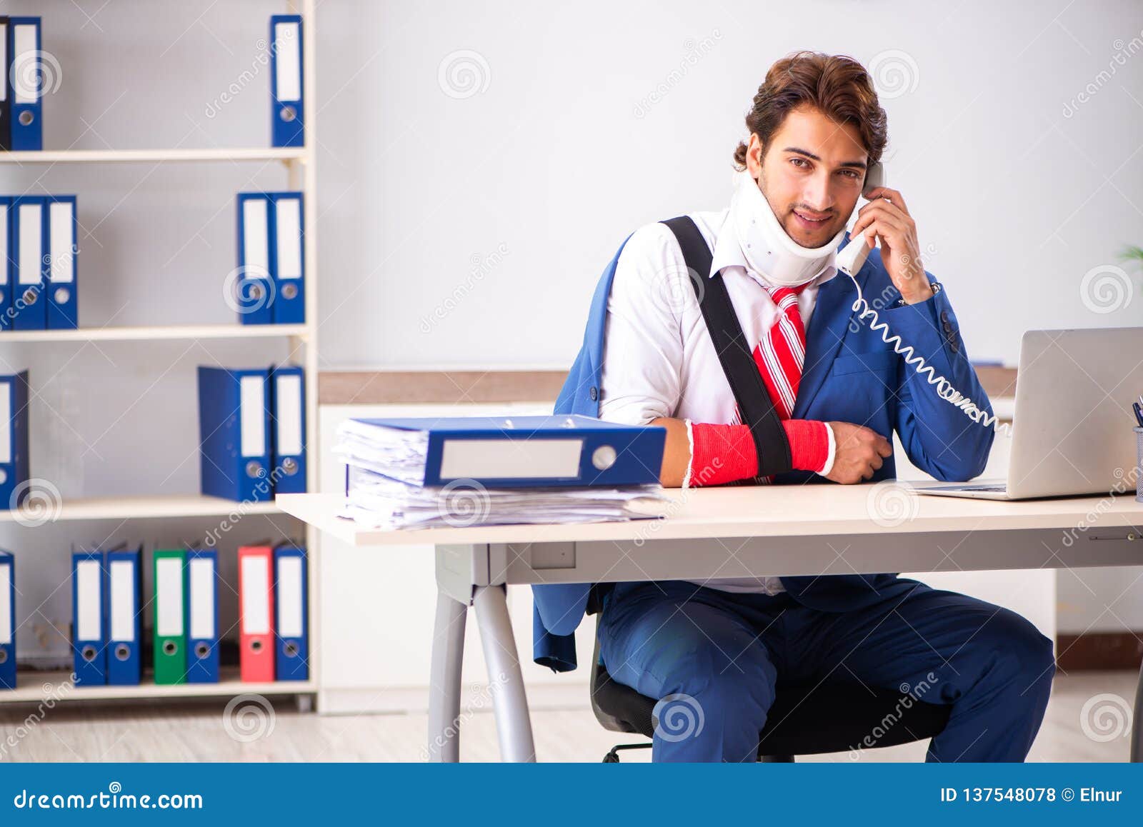 De Verwonde Werknemer Die in Het Bureau Werken Stock Foto - Image of ...