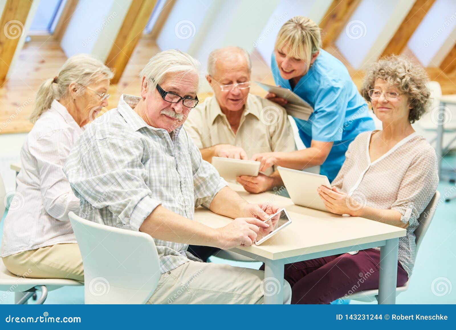 De Verzorger Helpt Oudsten in Computercursus Stock Foto - Image of leer ...