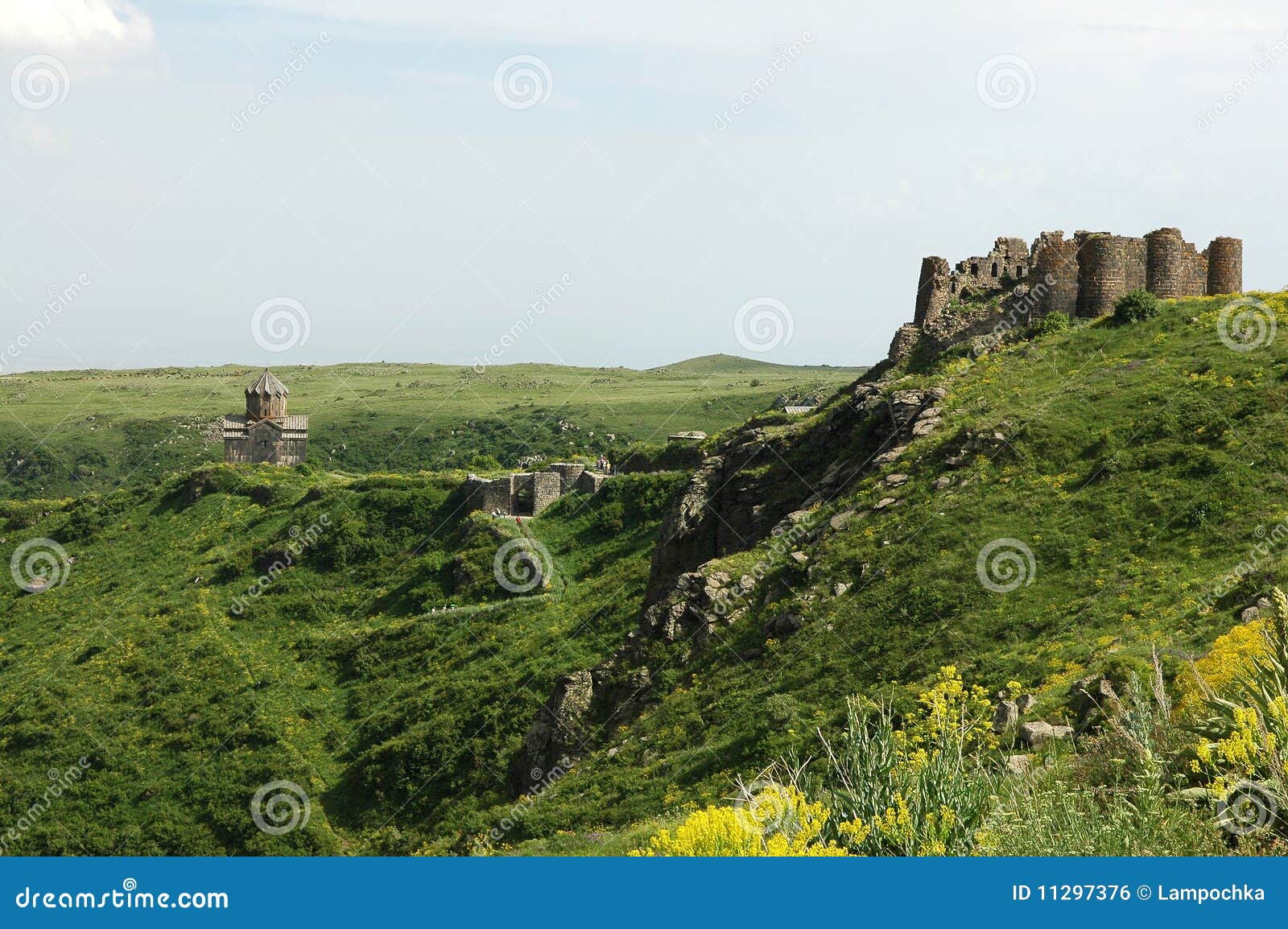 De Vesting Amberd En De Kerk Stock Foto - Image of berg, spiritualiteit ...