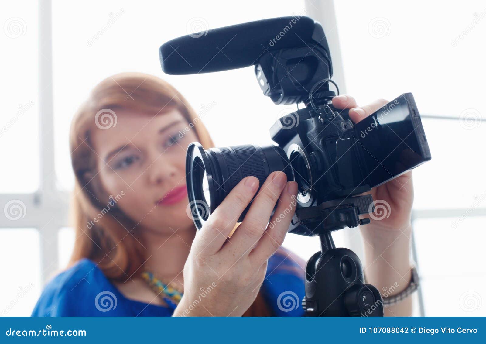 De Videoblog Die Van Vlog Van De Vrouwenopname DSLR-Camera Met Behulp ...