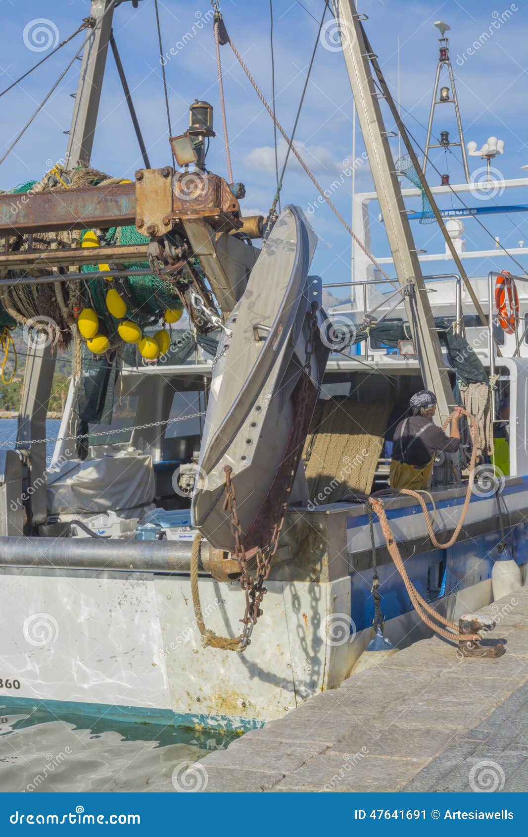 De Vissersboot Legde Verticaal Beeld Vast Redactionele Foto - Image of ...