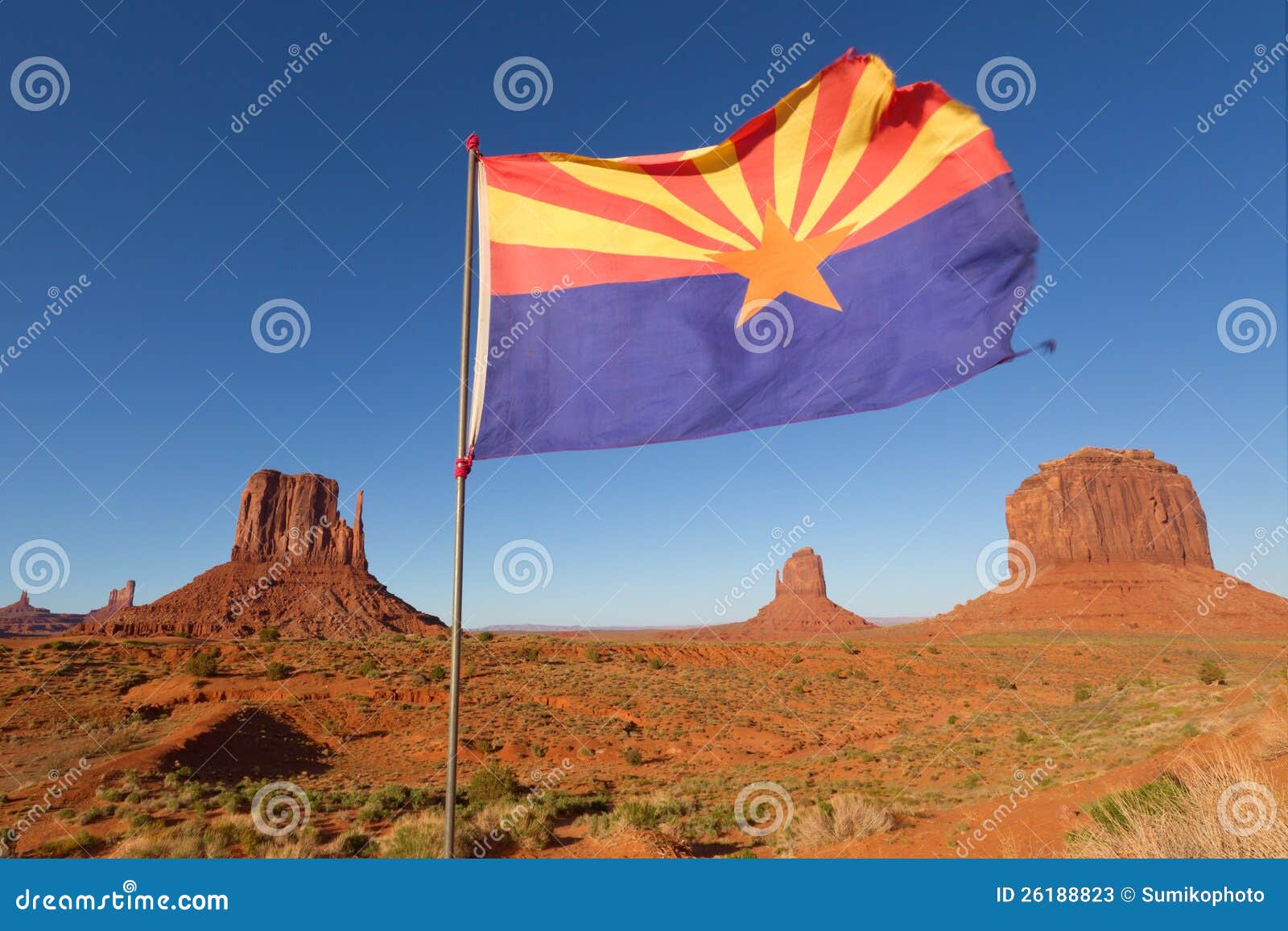 De Vlag Van Arizona in De Vallei Van Het Monument Stock Afbeelding ...