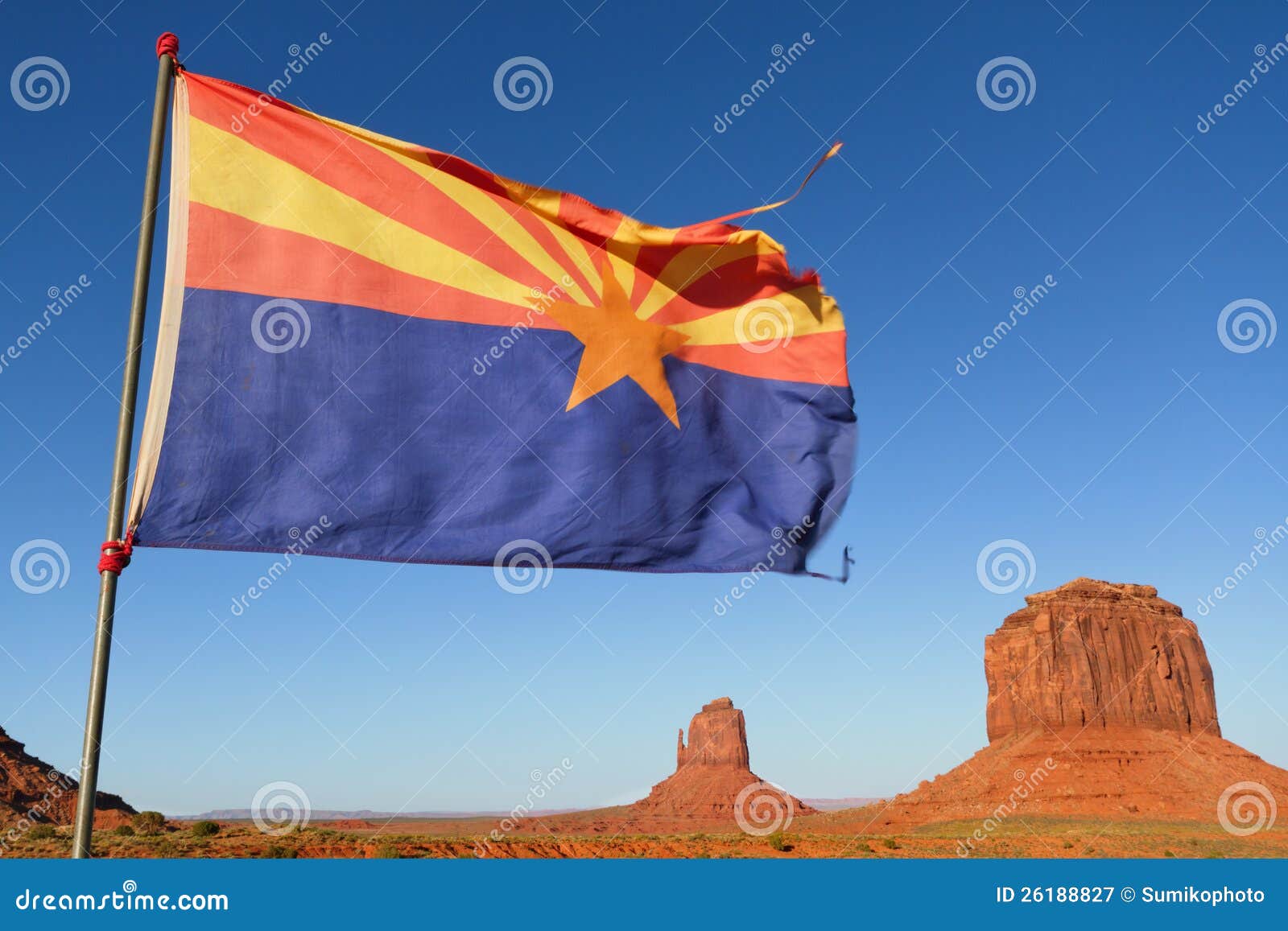 De Vlag Van Arizona in De Vallei Van Het Monument Stock Afbeelding ...