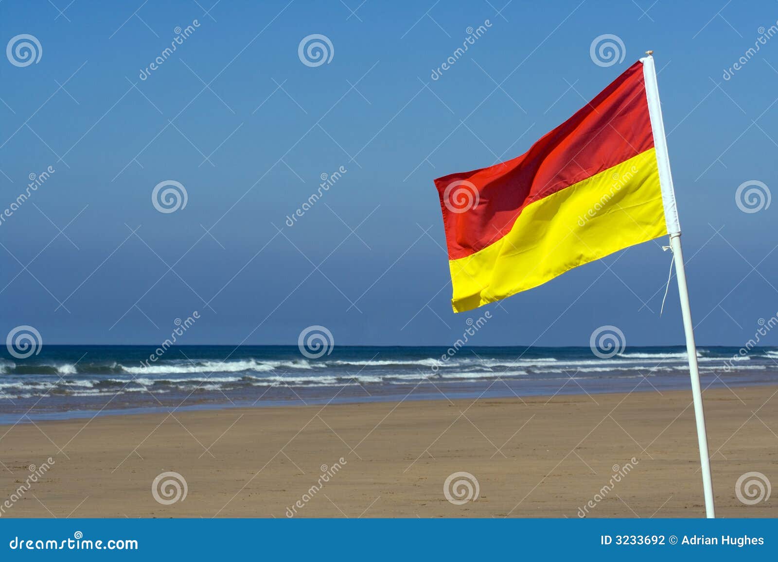 De Vlag Van De Veiligheid Op Een Strand Stock Foto - Image of kustlijn ...