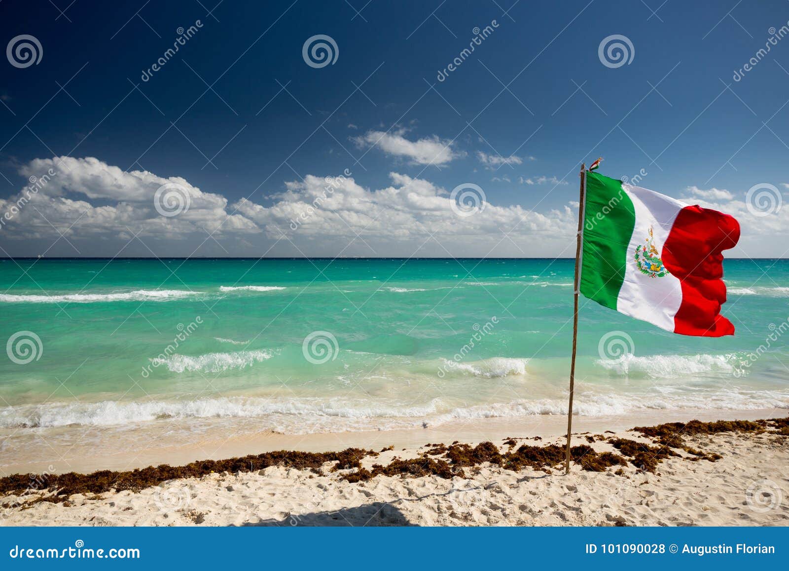 De Vlag Van Mexico Op Het Strand Stock Foto - Image of riviera ...