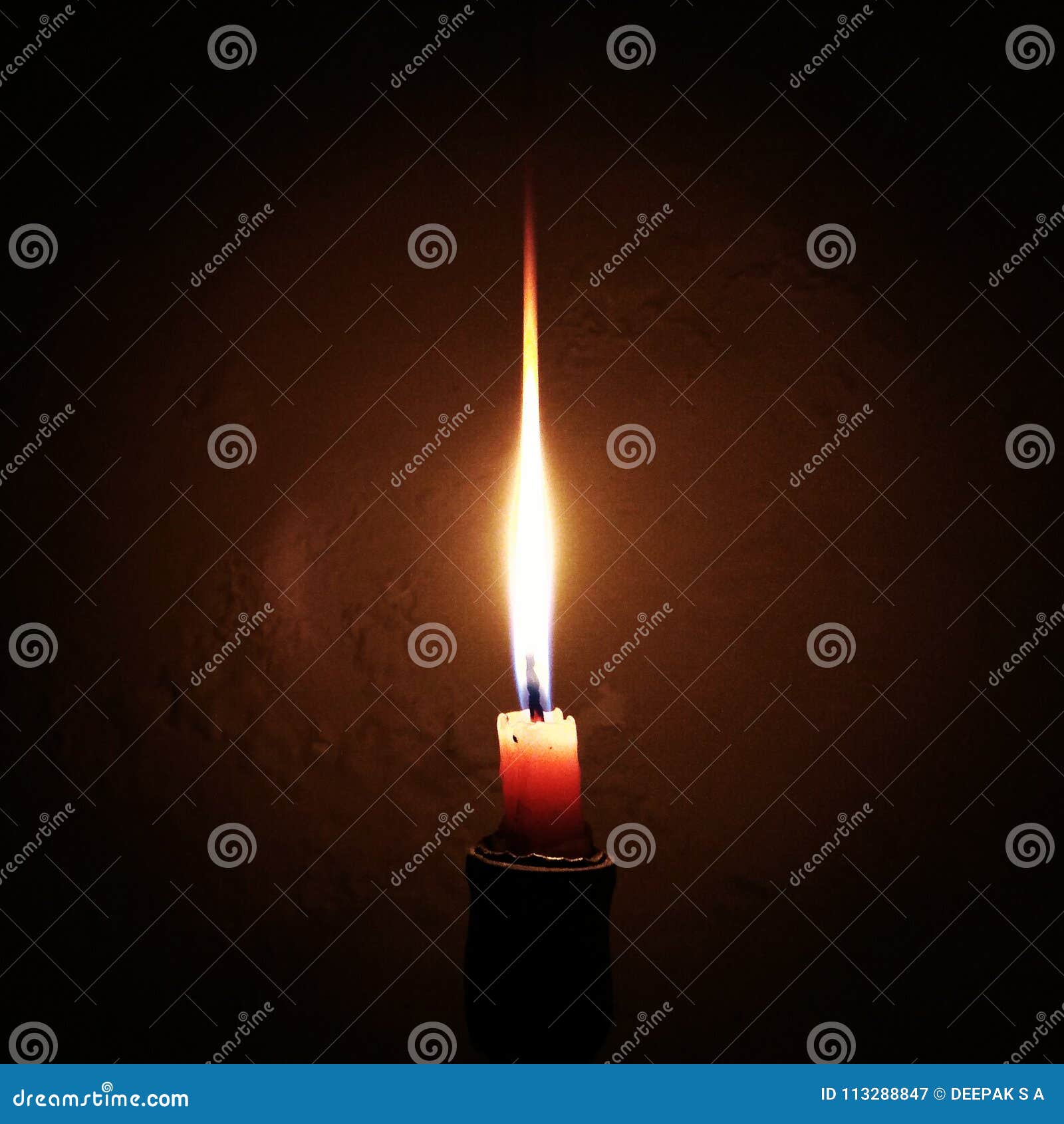 De vlam van de kaars stock afbeelding. Image of ruimte - 113288847