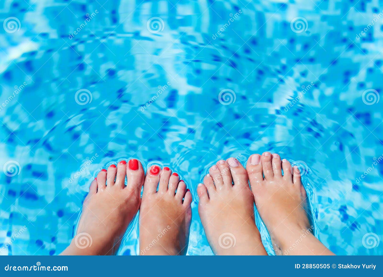De Voet Van Vrouwen Het Bespatten in Zwembad Stock Afbeelding - Image ...