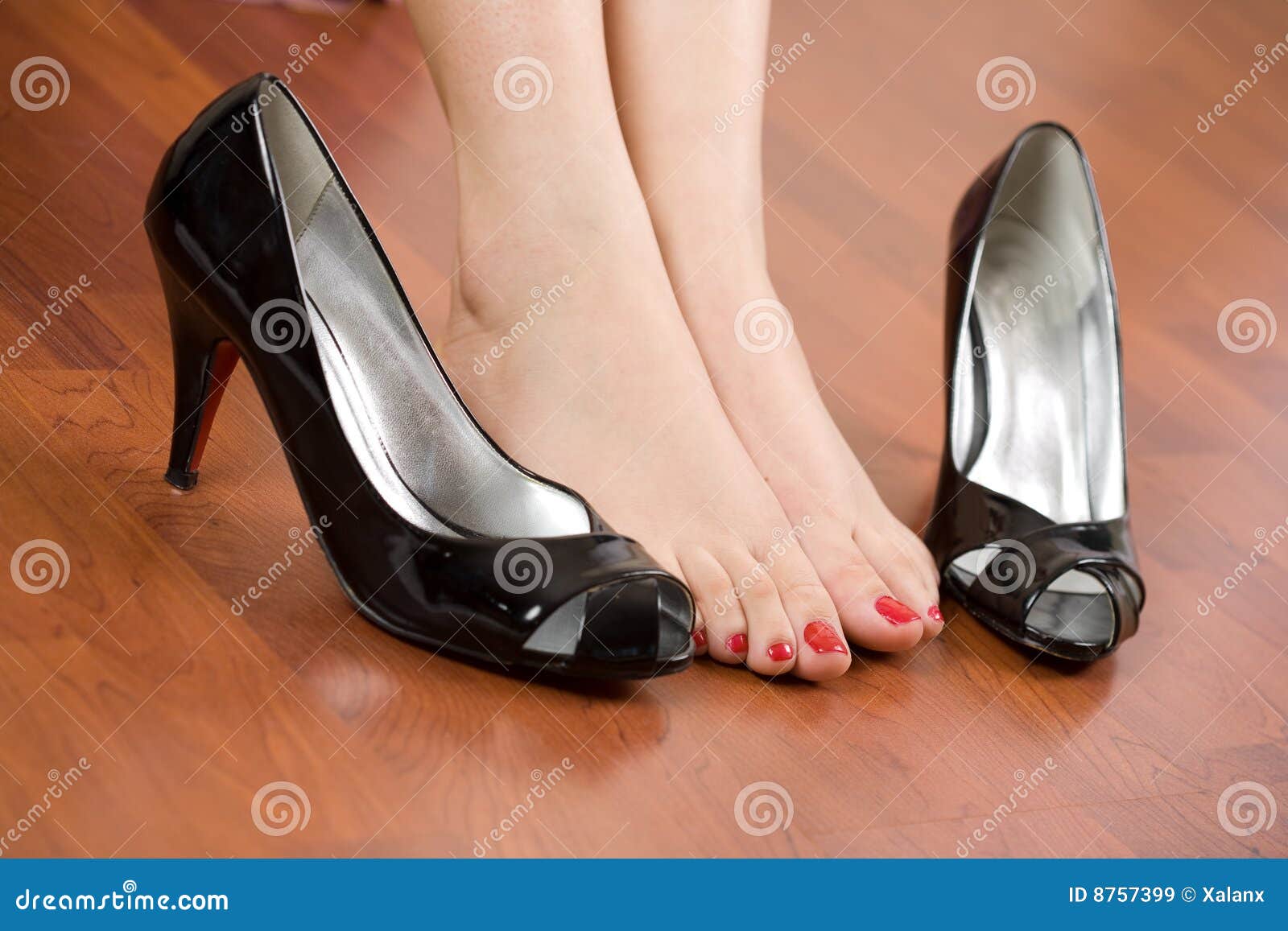 De Voeten En De Schoenen Van De Vrouw Stock Afbeelding - Image of benen ...