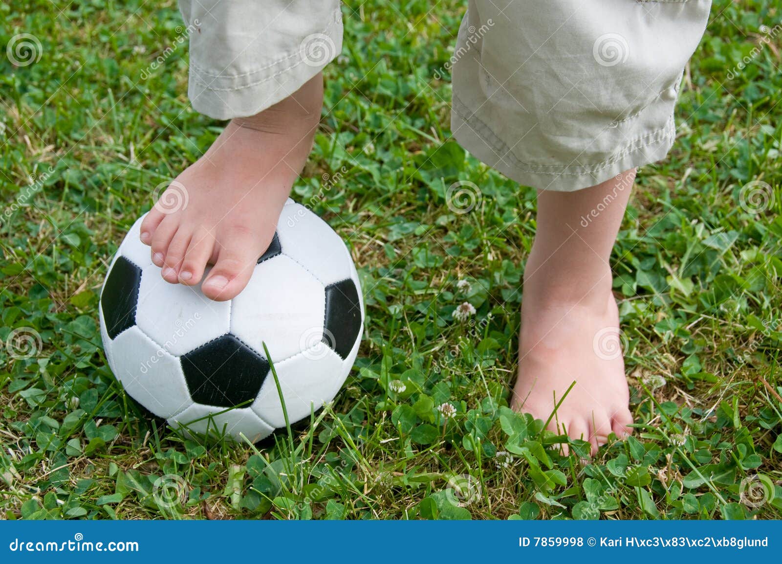 De Voeten Van Childs Op Een Voetbal Stock Foto - Image of recreatief ...
