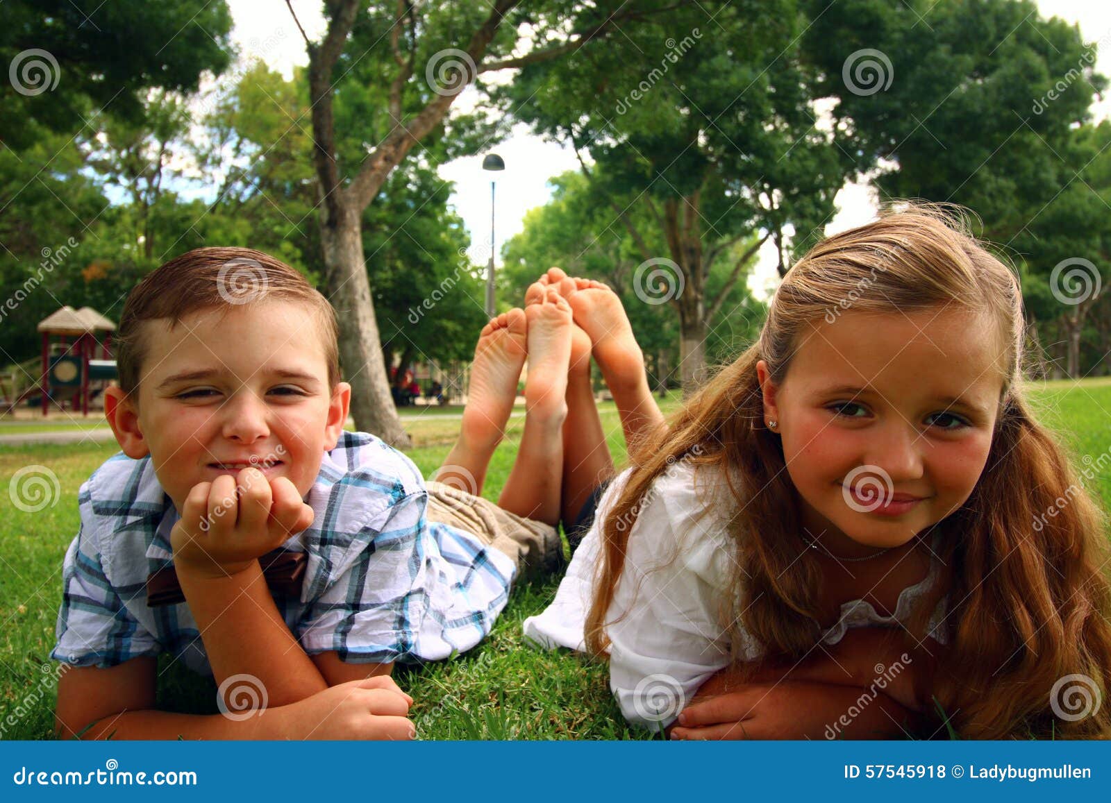 De voeten van kinderen stock foto. Image of rood, park - 57545918