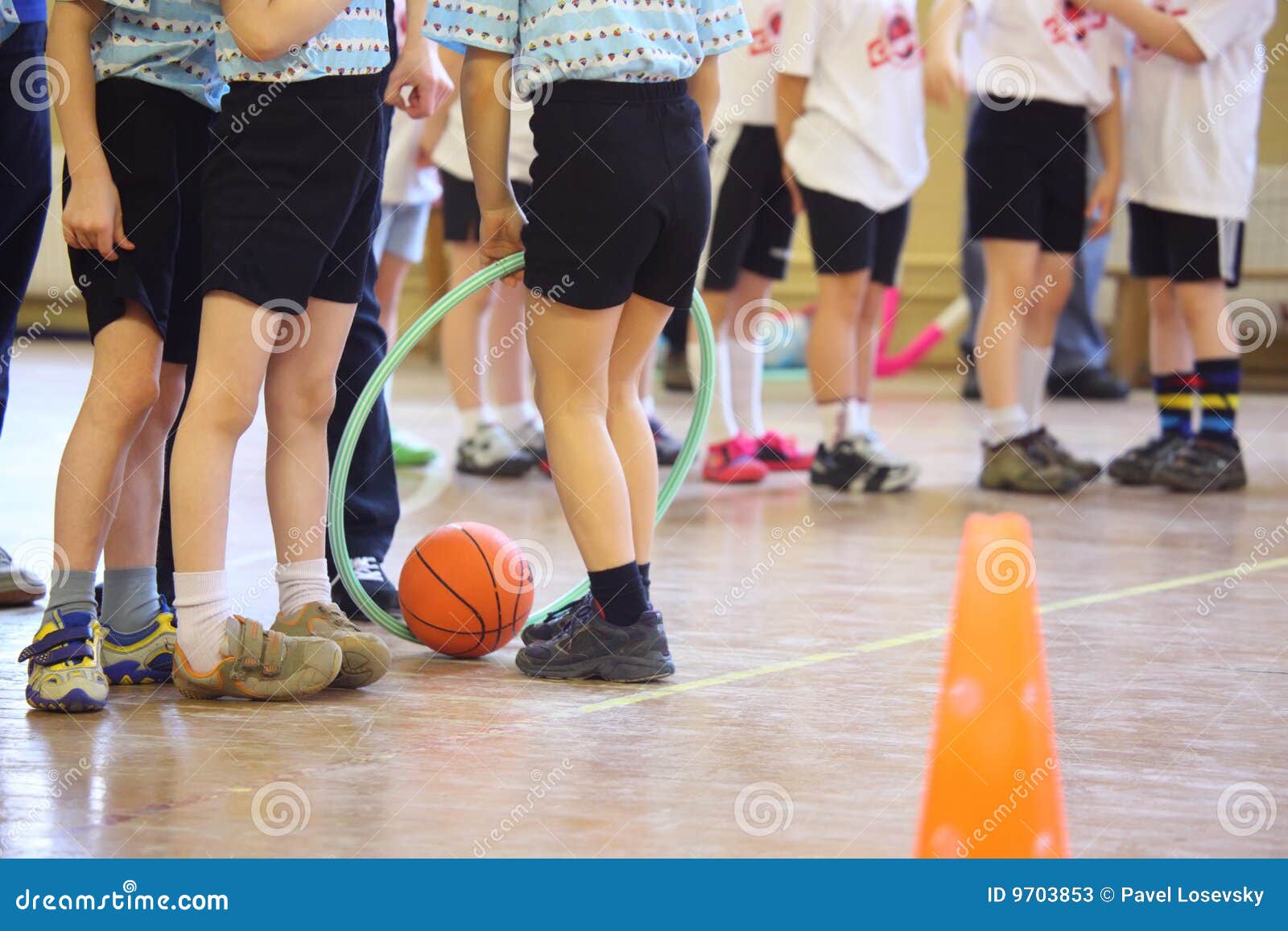 De Voeten Van Kinderen in Sporthal Stock Afbeelding - Image of hoepel ...